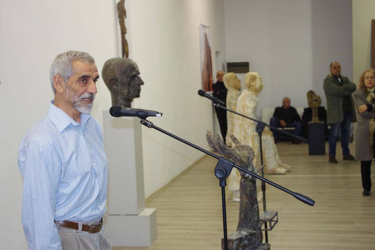 Акад. Светлин Русев: Изложбата на Емил Попов е духовен подарък за ...